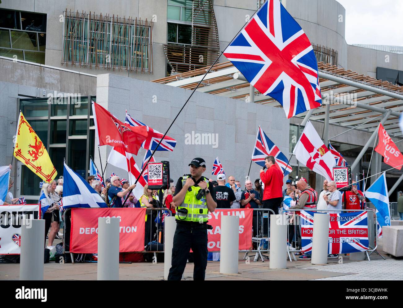 Edinburgh, Scotland, UK. 6th Sept 2025. Pro immigration “No to the Far ...