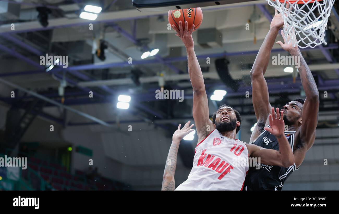 Im Bild: v.li. Davion Mintz (Wuerzburg Baskets, 10) gegen Ejiofor Onu ...