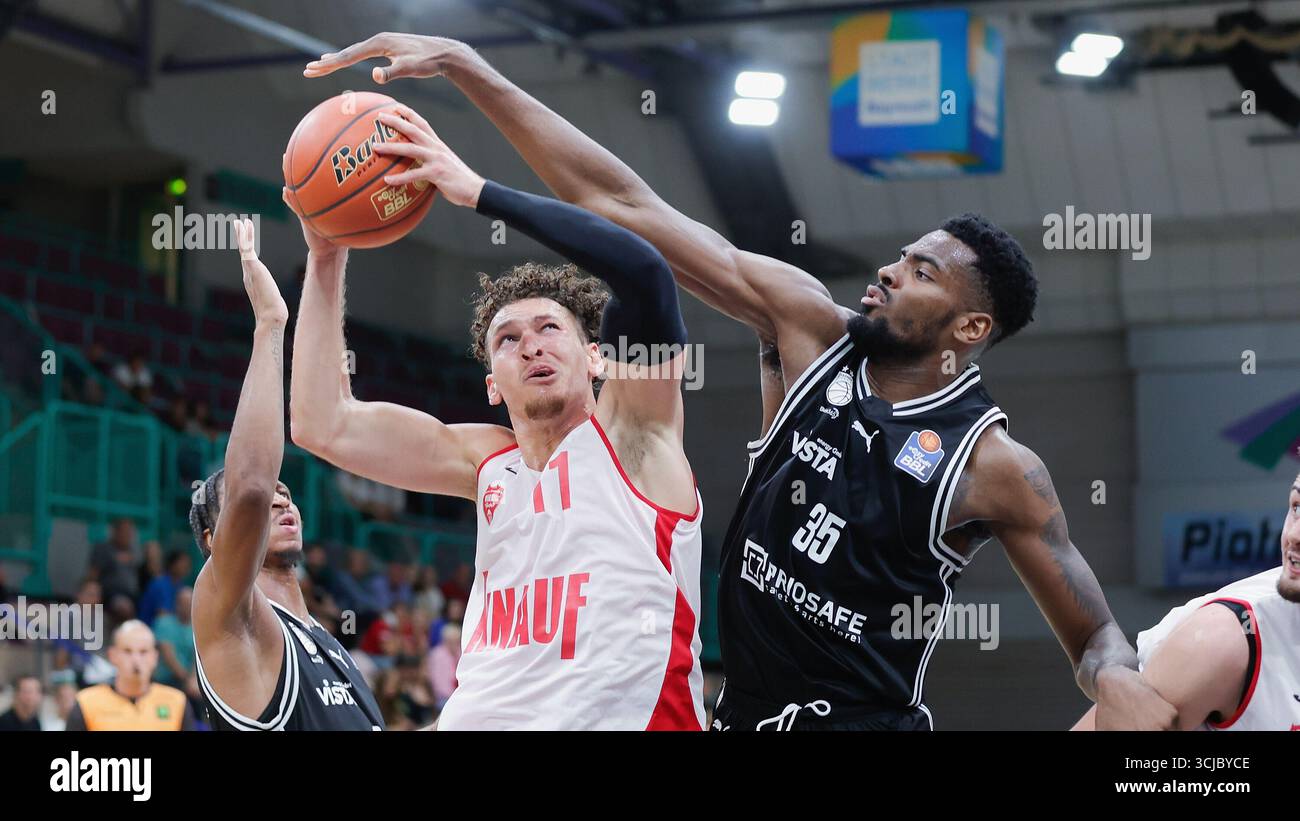 Im Bild: v.li. Demarcus Marquette Demonia (Bamberg Baskets, 8), Brae ...