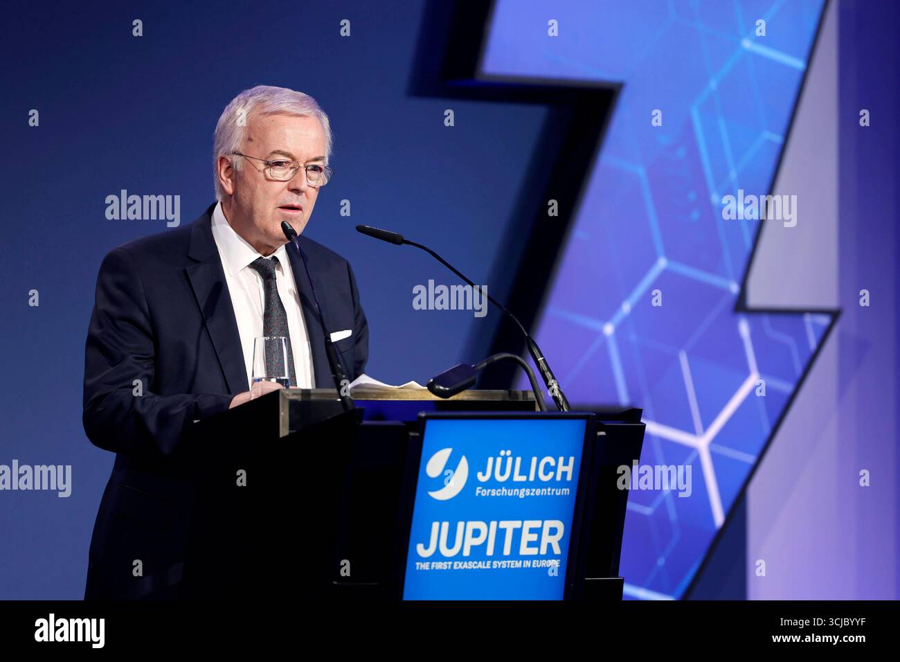 Prof. Thomas Lippert, Direktor des Jülich Supercomputing Centre JSP, im ...