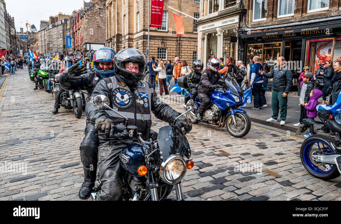 UK: Independence March at Royal Mile in Edinburgh, Scotland on 6th ...