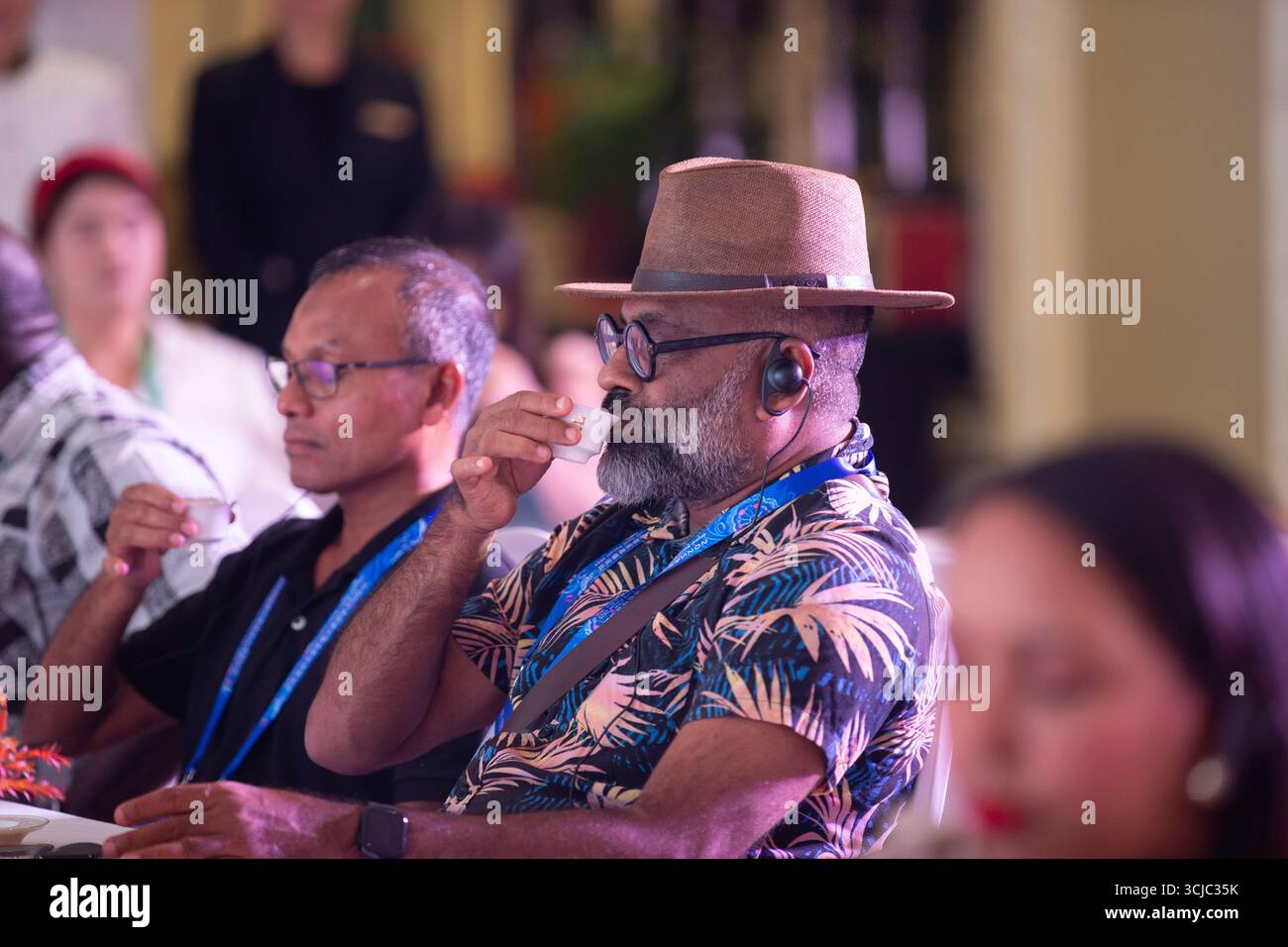 (250906) -- KUNMING, Sept. 6, 2025 (Xinhua) -- Guests taste Pu'er tea ...