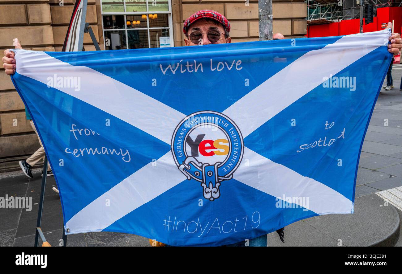 UK: Independence March at Royal Mile in Edinburgh, Scotland on 6th ...