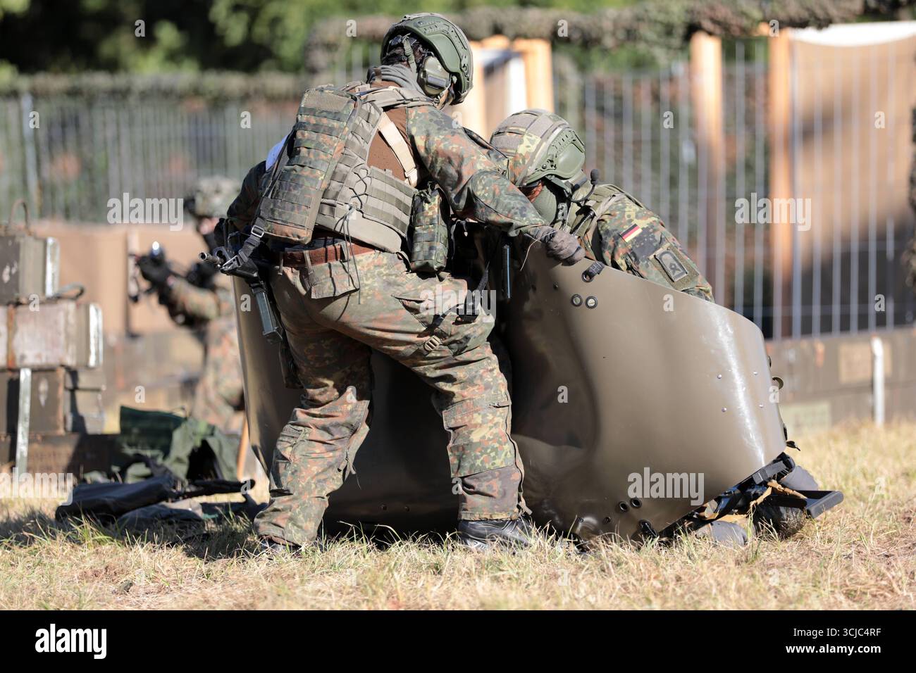 Soldaten des Fallschirmjägerregiment 26 der Bundeswehr bei der ...