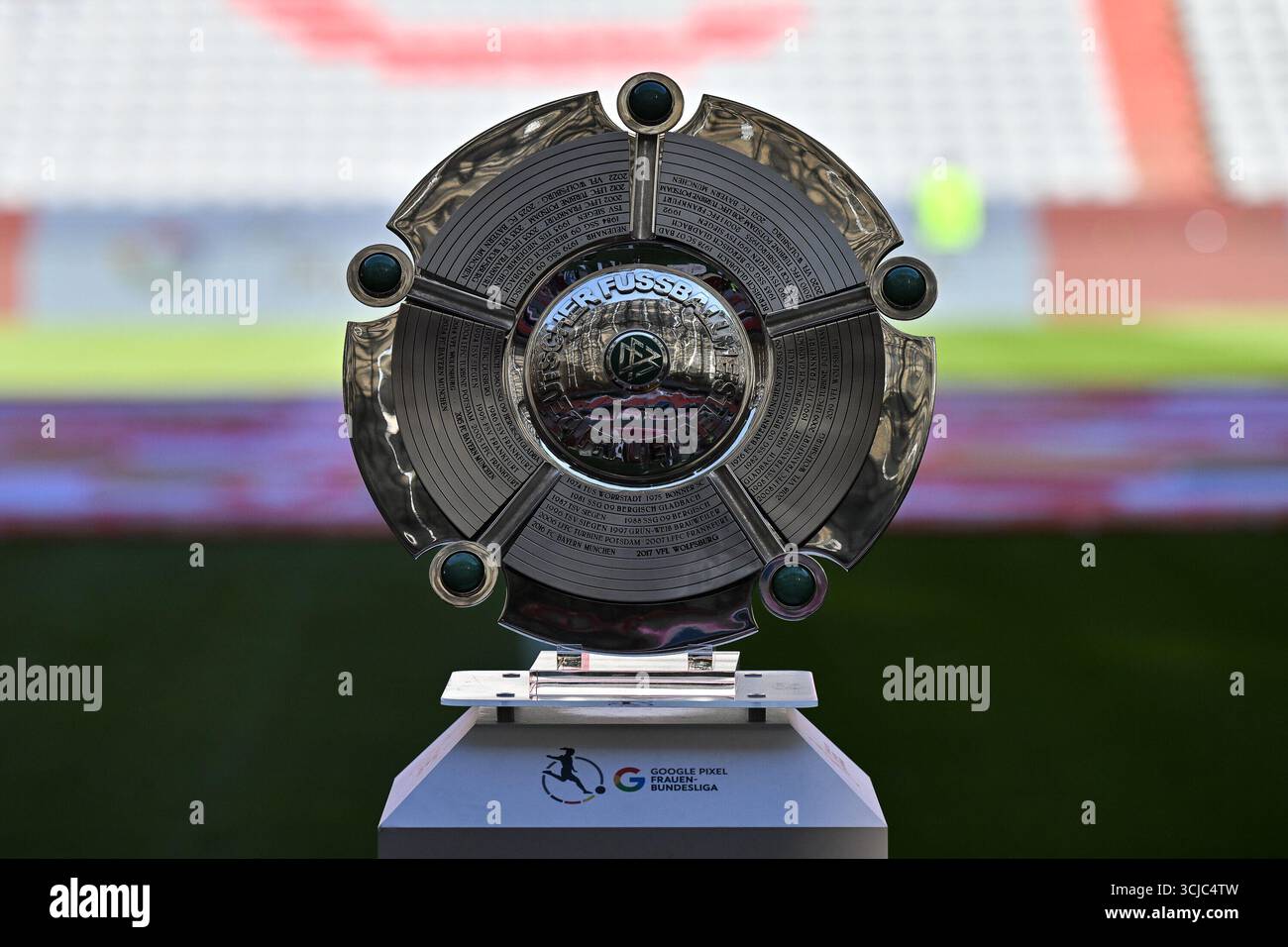 Die Meisterschale der Google Pixel Frauen Bundesliga steht vor Anpiff ...