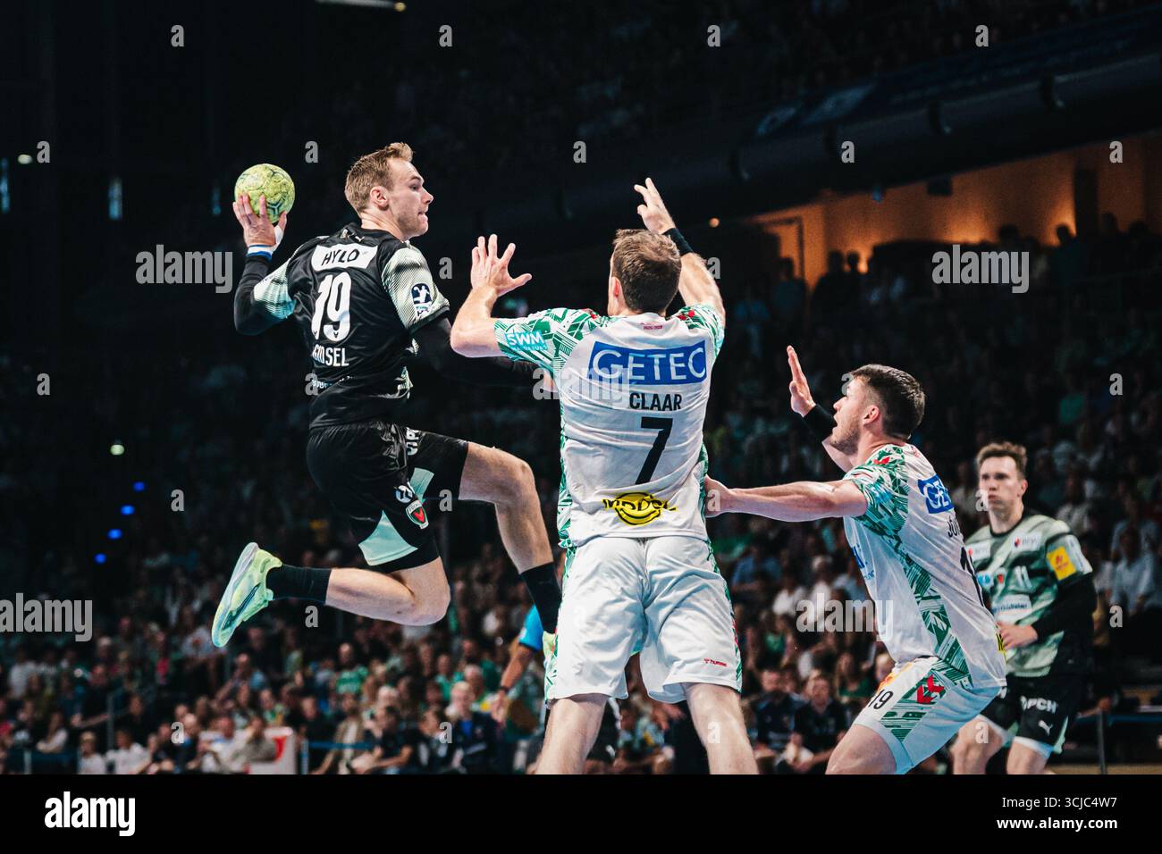 Mathias Gidsel (F?chse Berlin, 19) wirft aufs Tor; F?chse Berlin vs. SC Magdeburg am 06.09.2025 ...