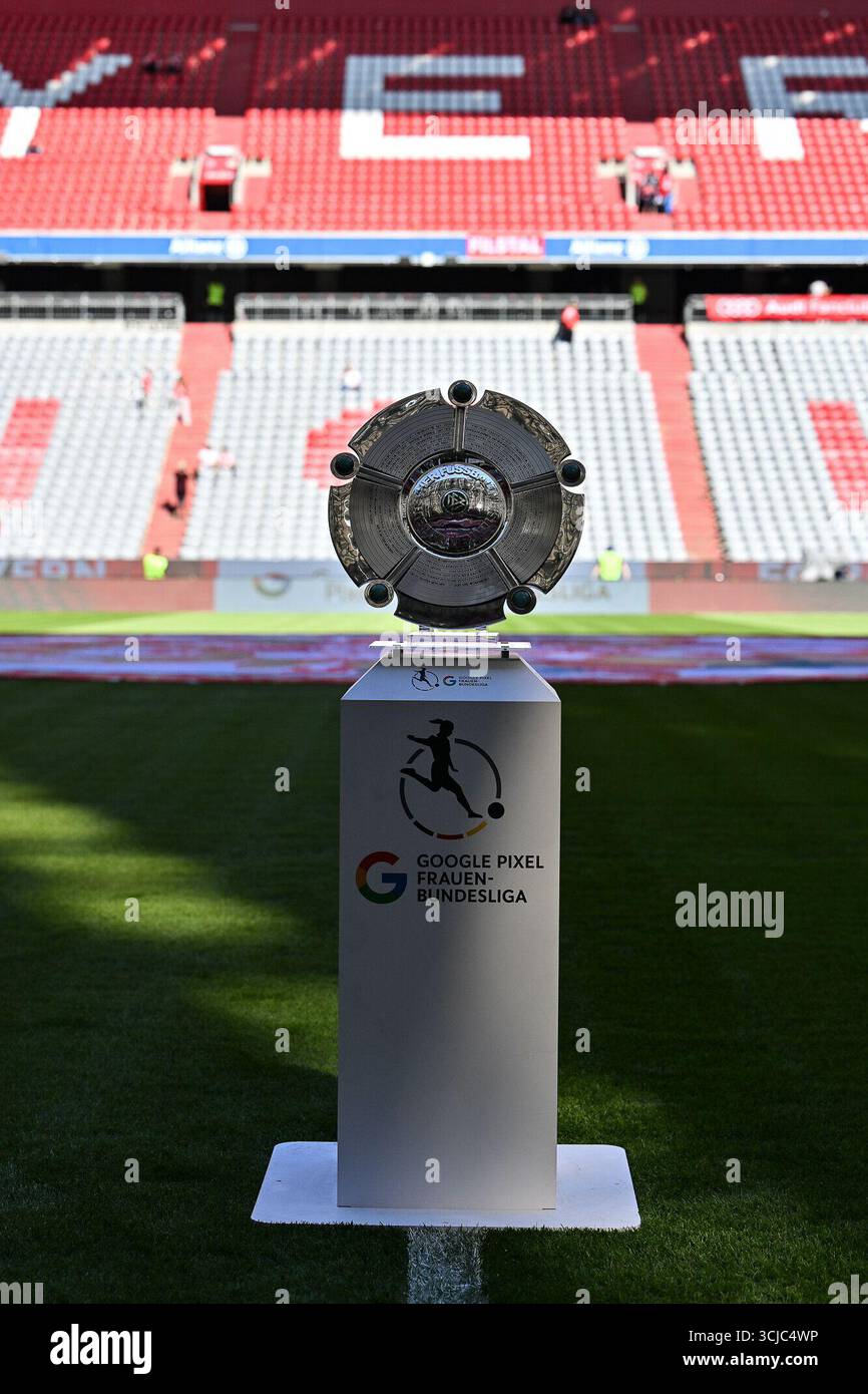 Die Meisterschale der Google Pixel Frauen Bundesliga steht vor Anpiff ...