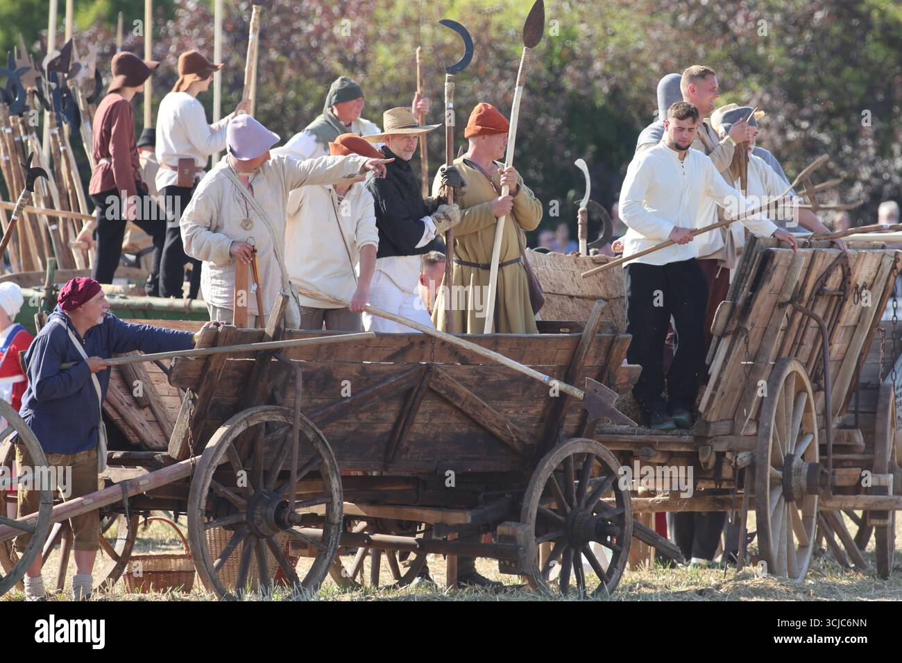 06 September 2025, Thuringia, Bad Frankenhausen: Performers show a re ...