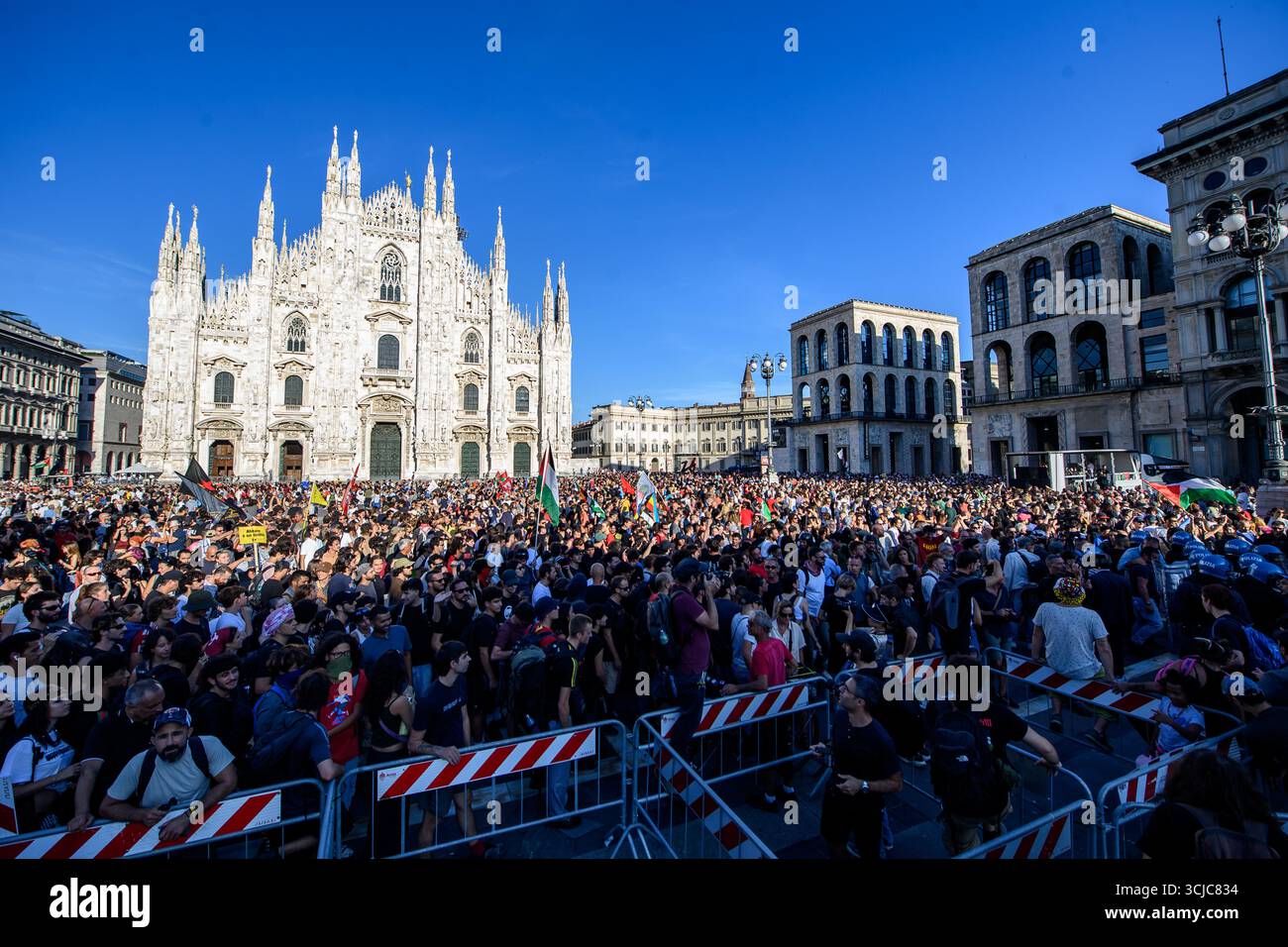 Corteo contro lo sgombero del Leoncavallo entra in Duomo - Milano, 06 ...