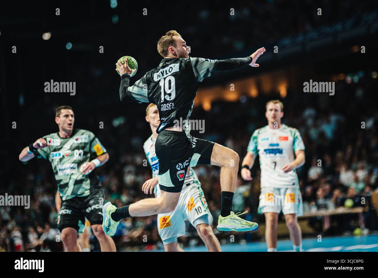 Mathias Gidsel (F?chse Berlin, 19) wirft aufs Tor; F?chse Berlin vs. SC Magdeburg am 06.09.2025 ...