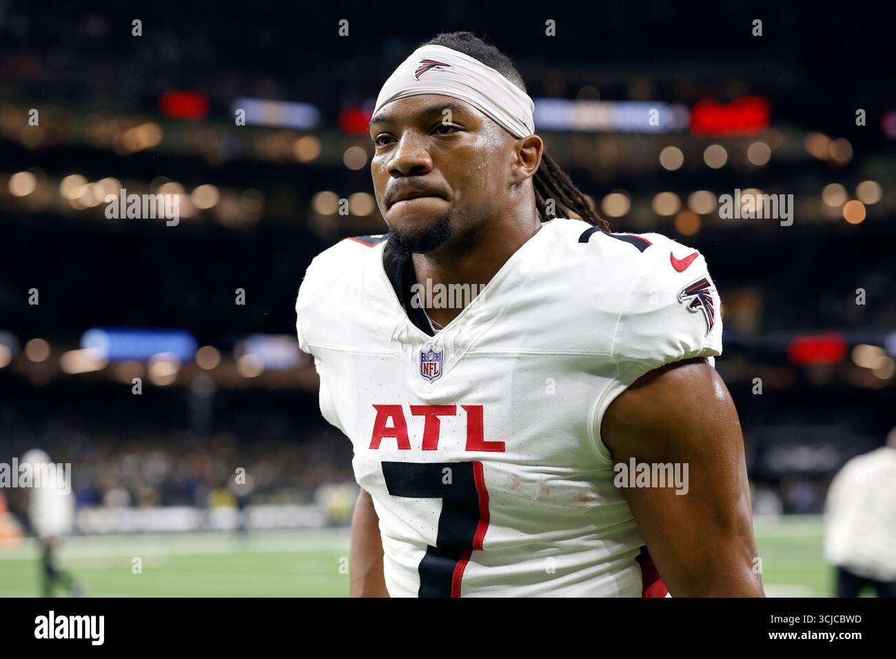 Atlanta Falcons running back Bijan Robinson (7) warms up before an NFL ...