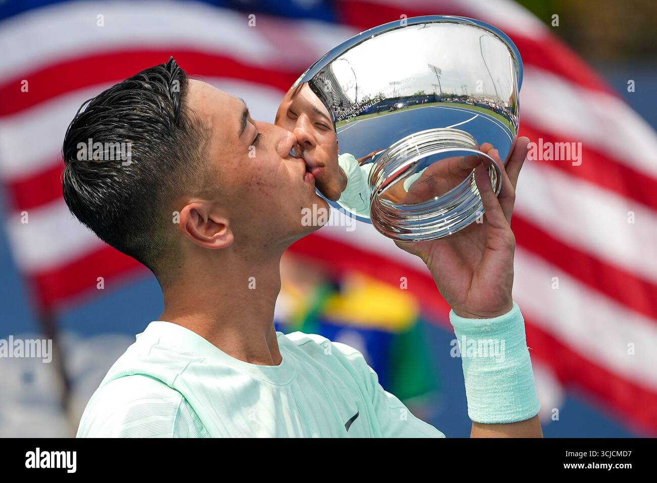 Tokito Oda, of Japan, kisses the championship trophy after defeating ...