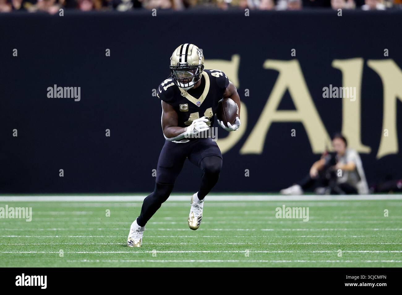New Orleans Saints running back Alvin Kamara (41) runs the ball during ...