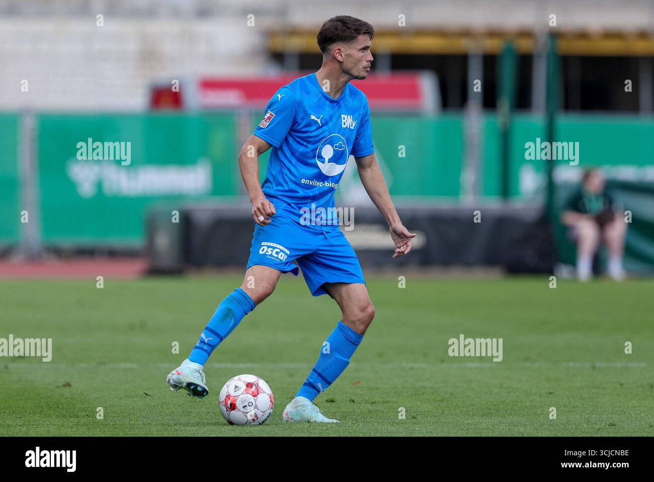 Luca Zander (Blau-Weiß Lohne, 4) am Ball, Freisteller, Einzelbild ...