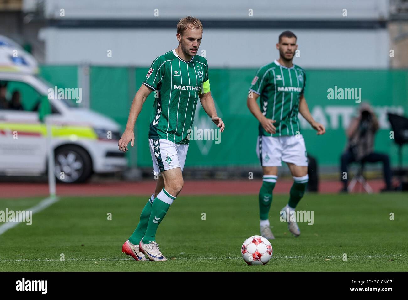 Cimo Röcker (SV Werder Bremen II, 5) am Ball, Einzelbild, Ganzkörper ...