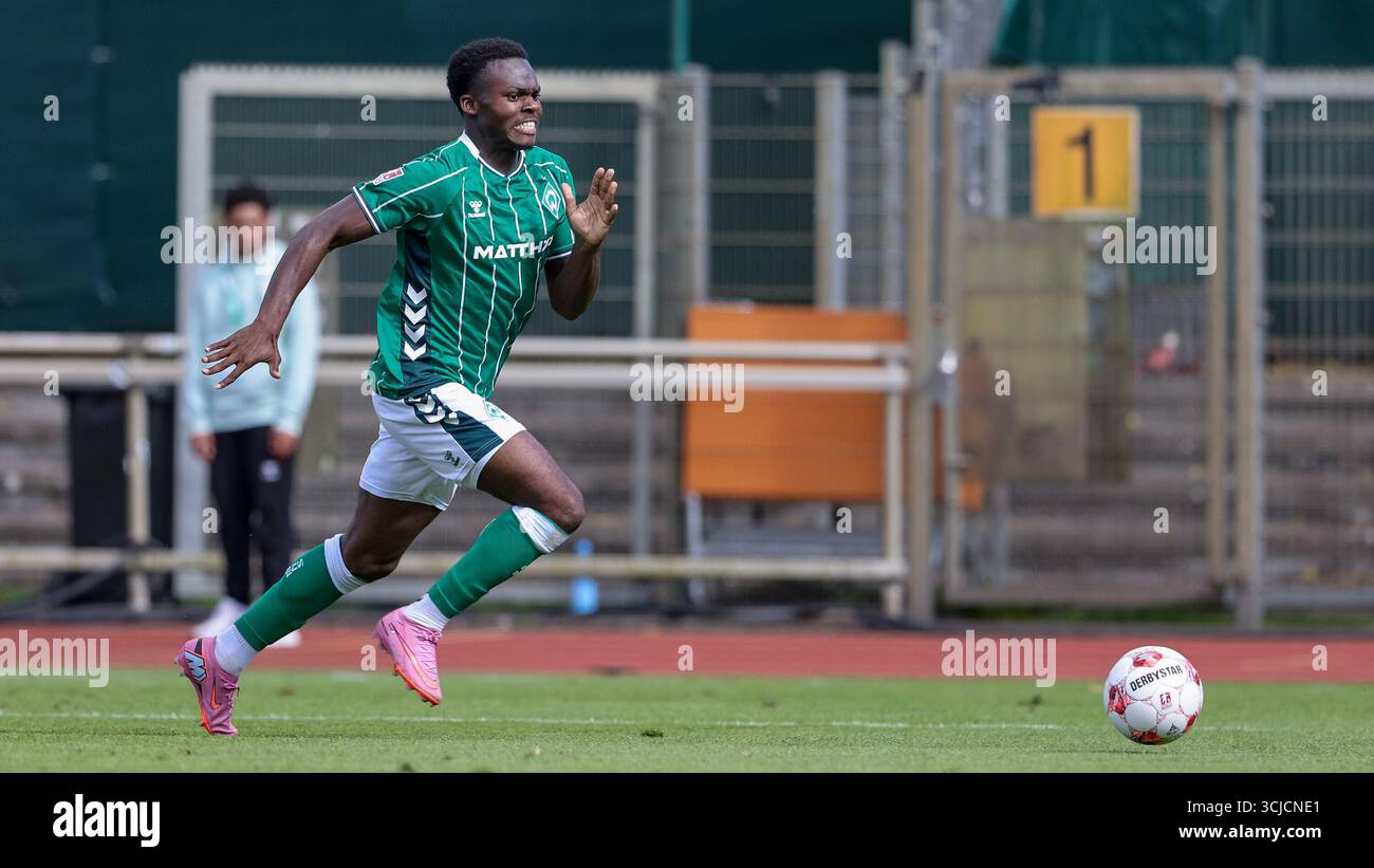 Princewell Mbock (SV Werder Bremen II, 18) am Ball, Freisteller ...