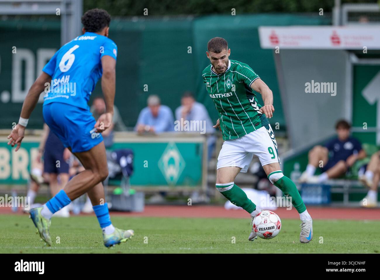Christian Stark (SV Werder Bremen II, 9) am Ball, Einzelbild ...