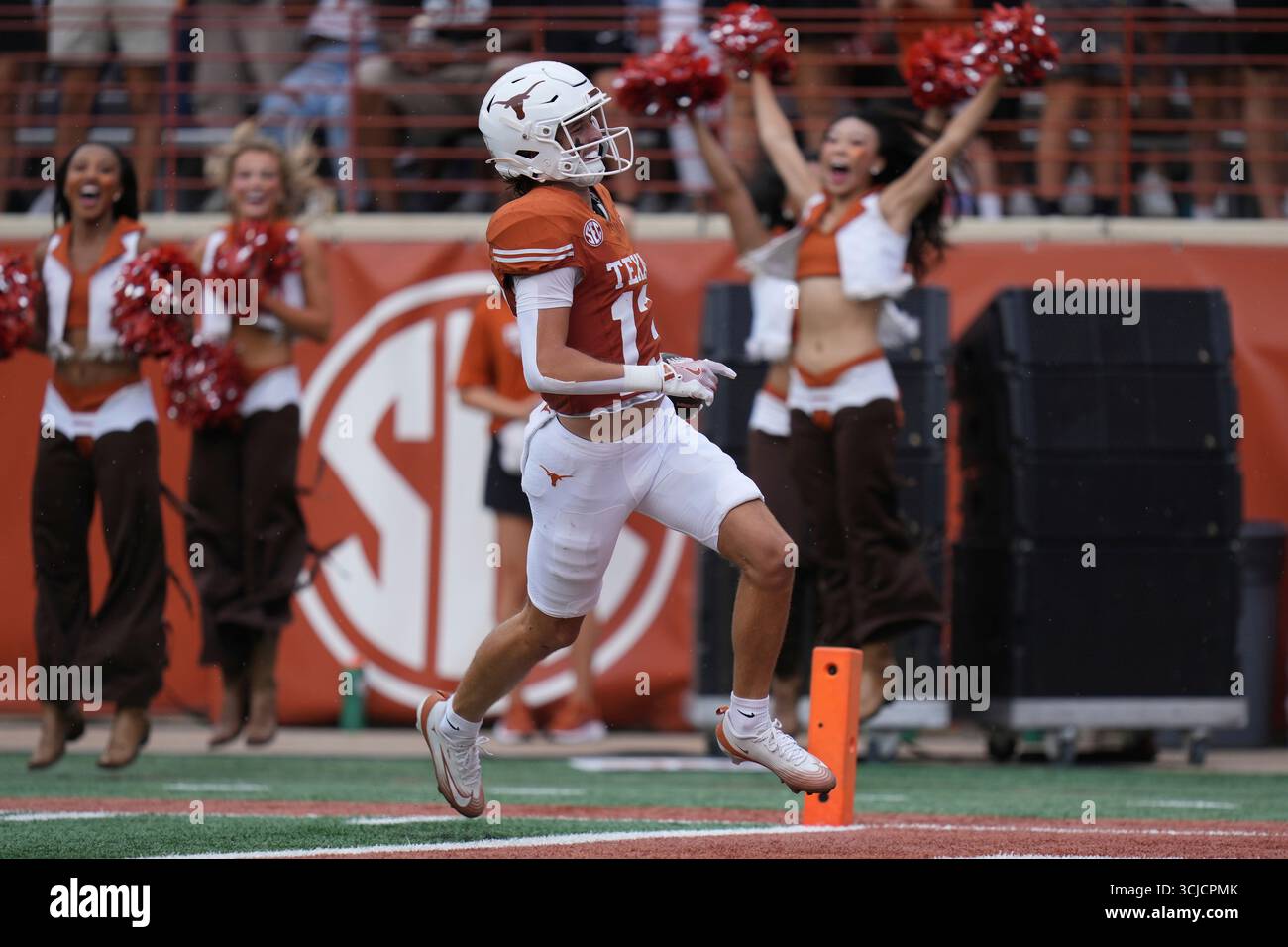Texas wide receiver Parker Livingstone (13) scores a touchdown against ...
