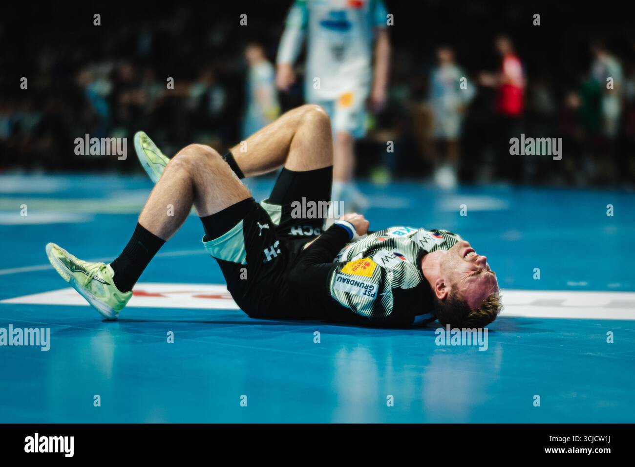 Mathias Gidsel (F?chse Berlin, 19) am Boden; F?chse Berlin vs. SC Magdeburg am 06.09.2025 in der ...