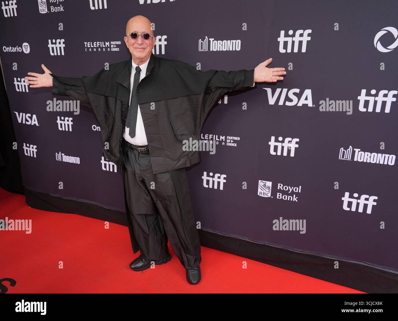 Paul Shaffer strikes a pose for photographers as he arrives for the ...