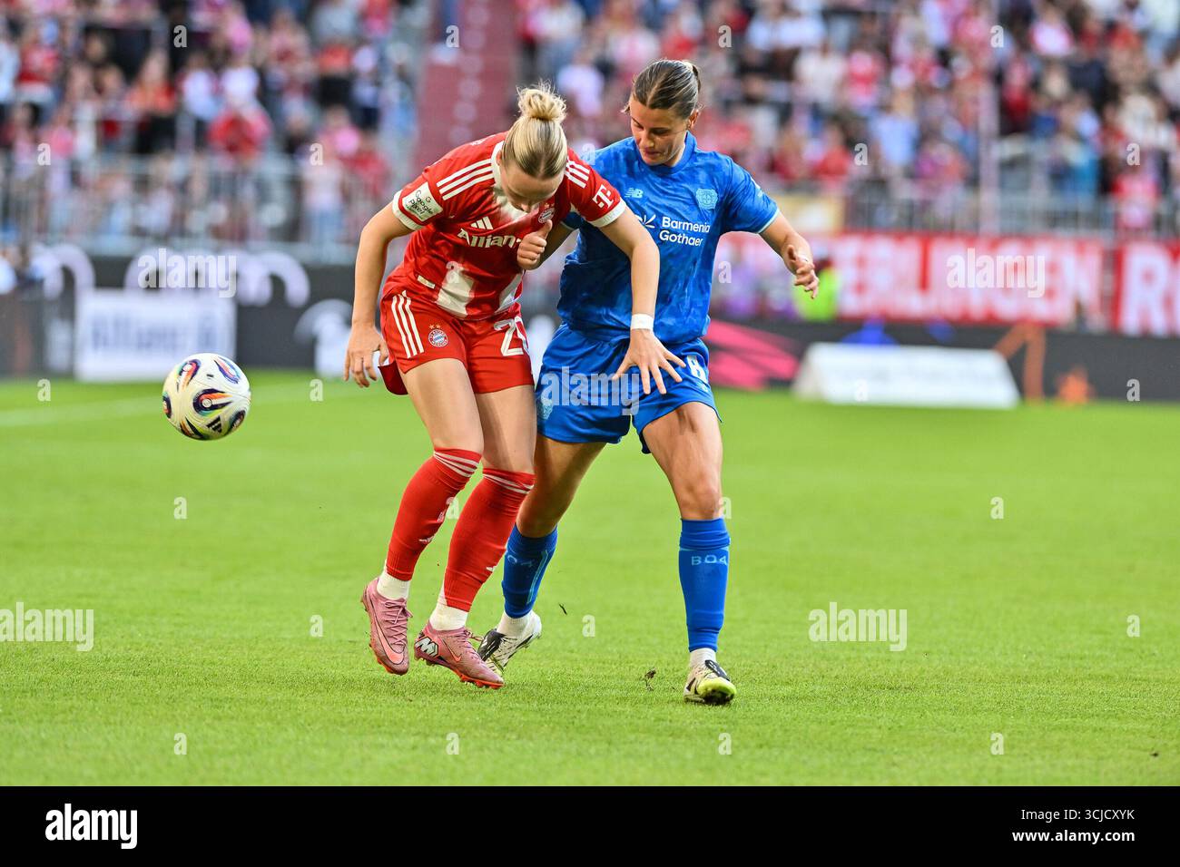im Duell Franziska KETT (FC Bayern Frauen 20) und Katharina PILJIC ...