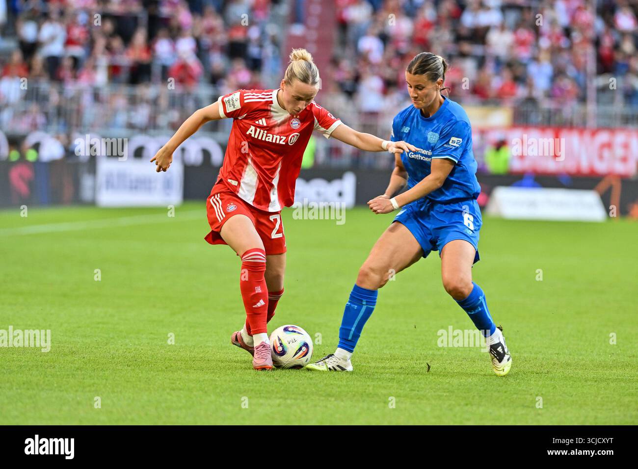 im Duell Franziska KETT (FC Bayern Frauen 20) und Katharina PILJIC ...