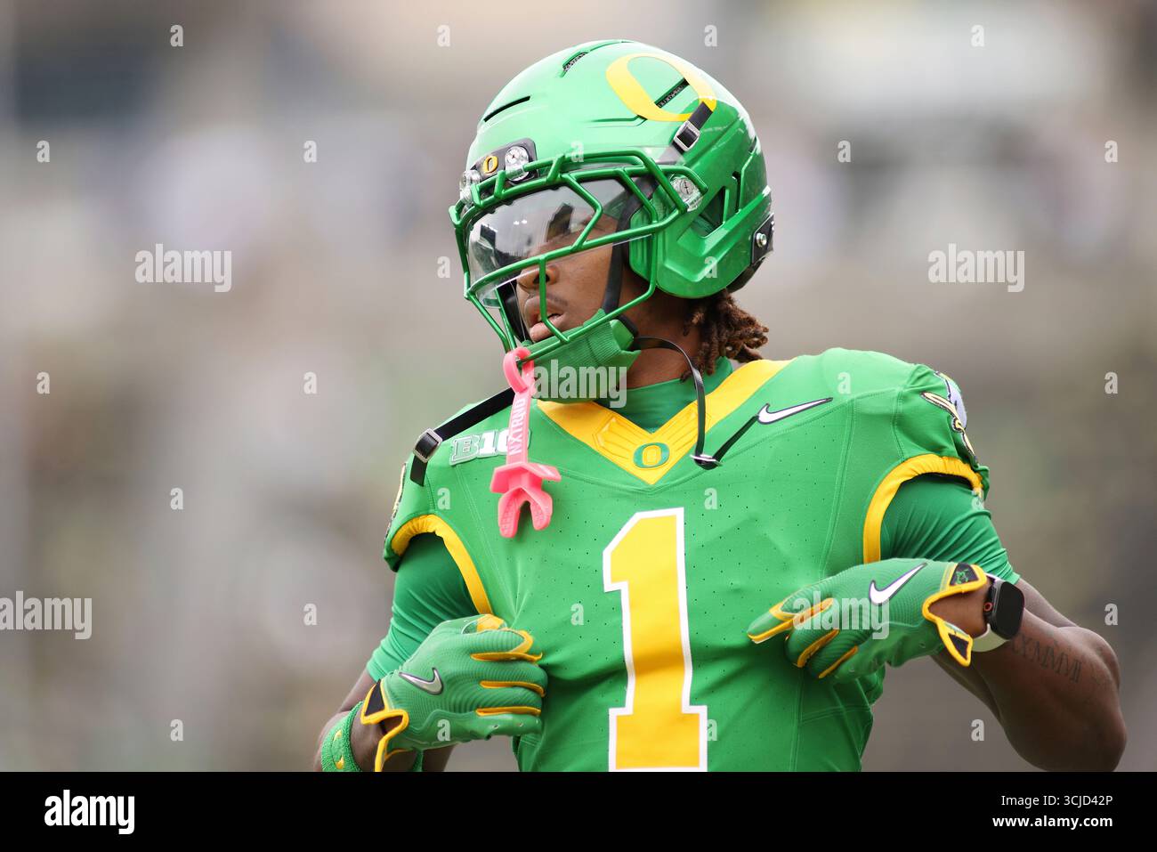 Oregon wide receiver Dakorien Moore (1) warms up before an NCAA college ...