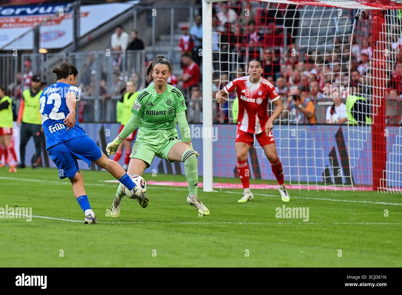 in dieser Szene scheitert Ruby GRANT (Bayer Leverkusen Frauen 22) an ...