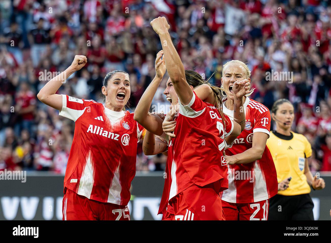 Die Bayern - hier Sarah Zadrazil (FC Bayern Muenchen Frauen, #25) und ...