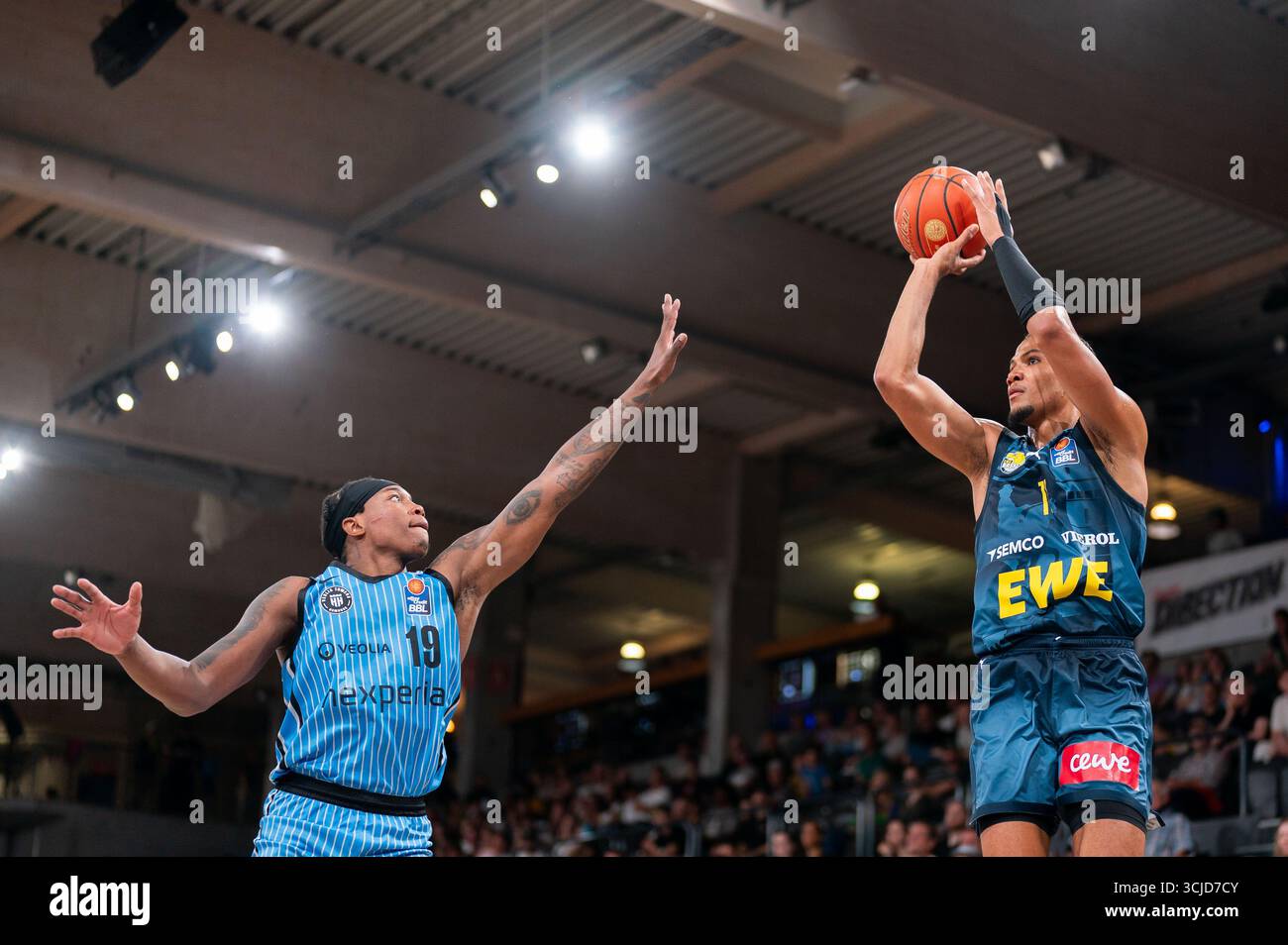 Nicholas Tischler (EWE Baskets Oldenburg, #11) beim Wurf, Justin Edler ...