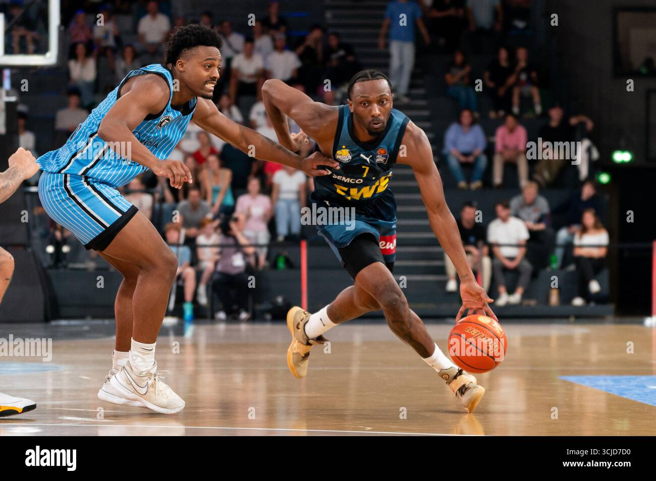 Dakarai Tucker (EWE Baskets Oldenburg, #07) im Dribbling gegen Eric ...