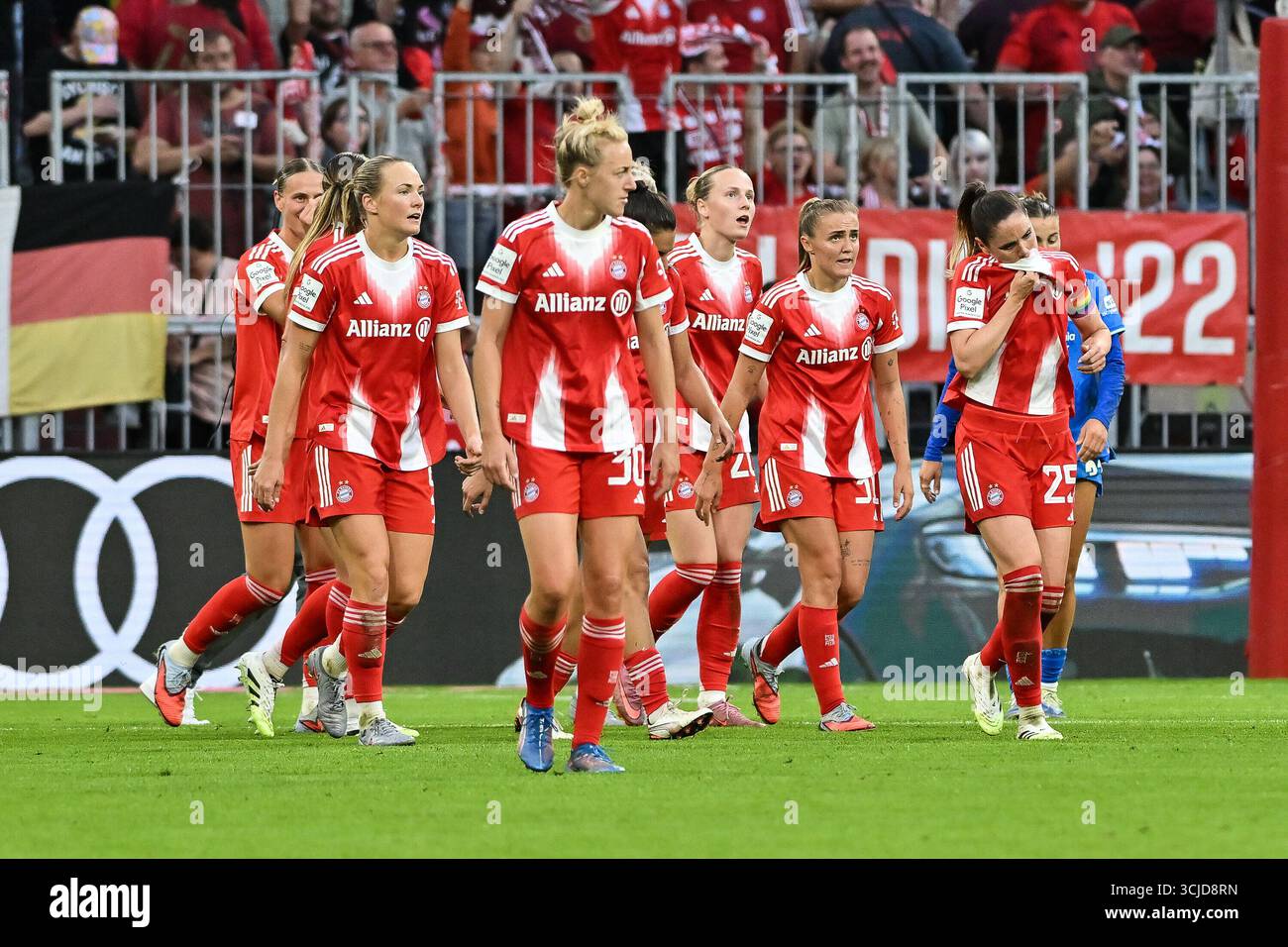 Jubel der FCB Frauen nach dem Treffer zum 2-0 durch Klara BUEHL (FCB ...
