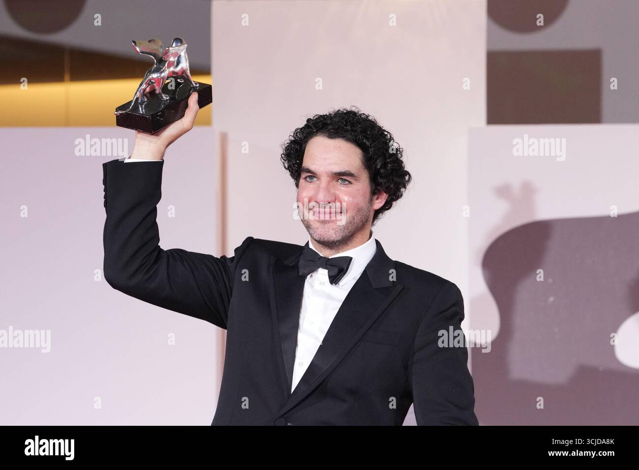 Venezia, Italia. 06th Sep, 2025. Benny Safdie poses with the Silver ...