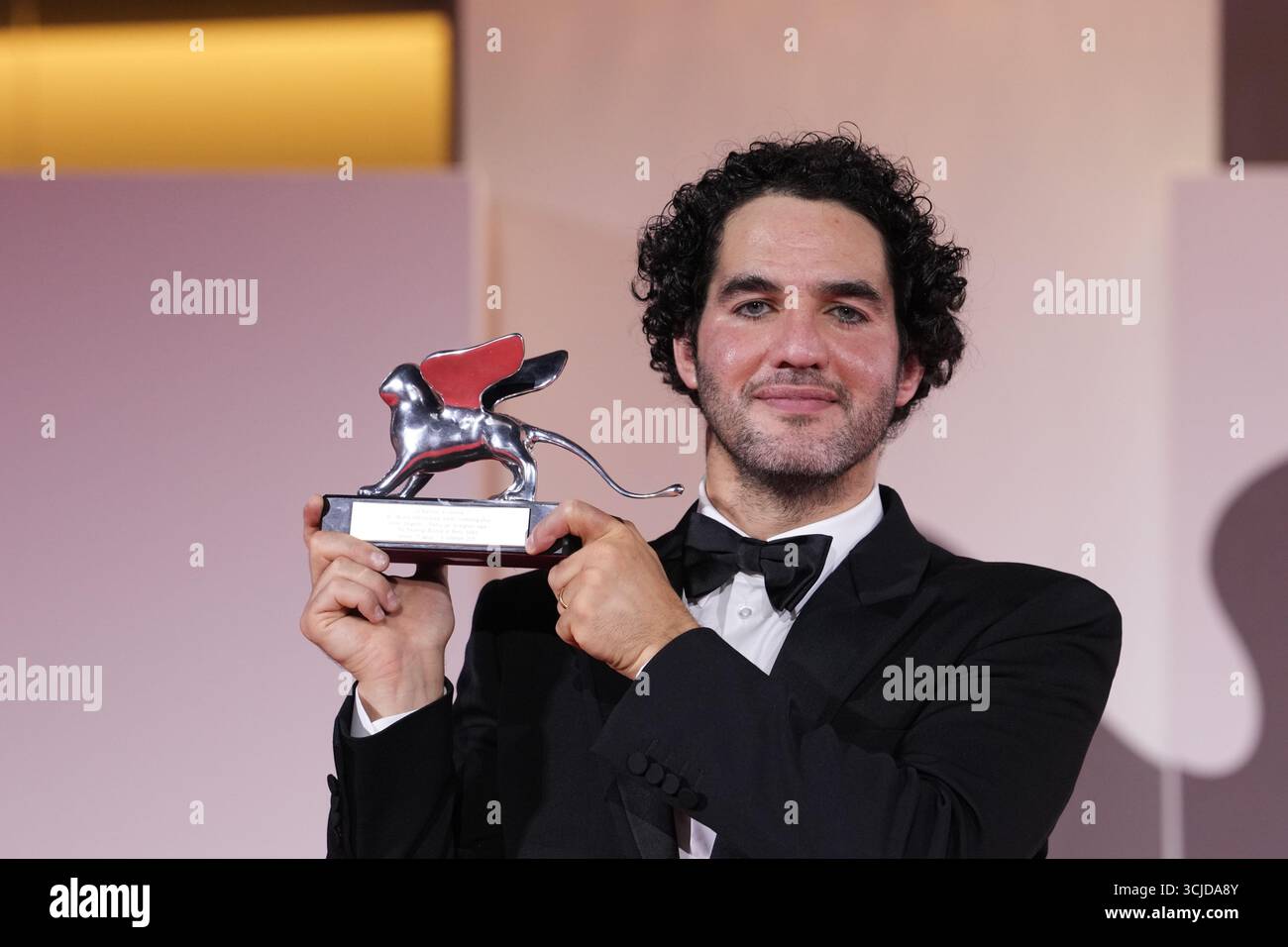 Venezia, Italia. 06th Sep, 2025. Benny Safdie poses with the Silver ...