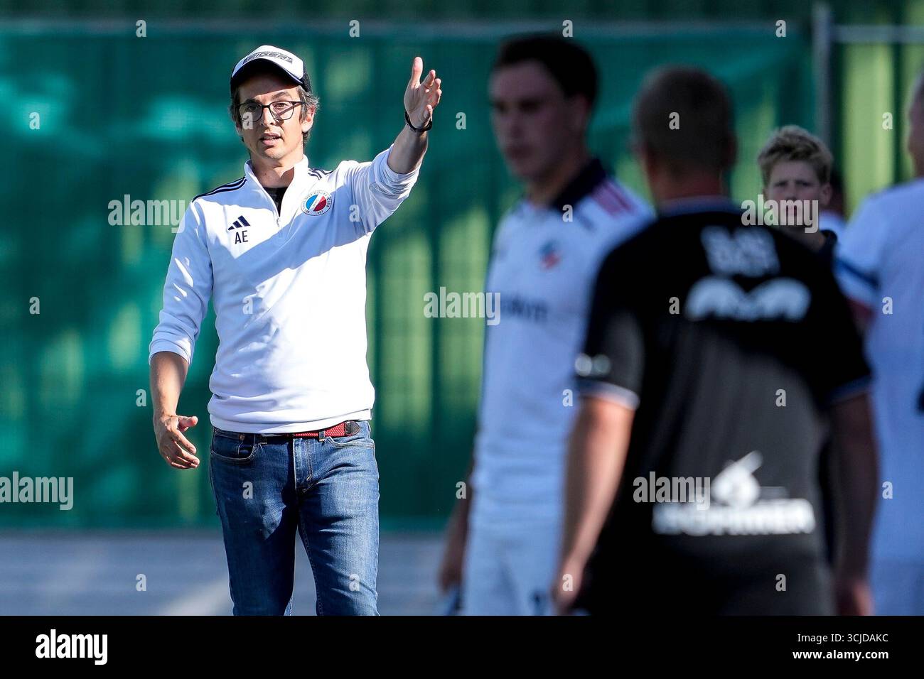 Andreu Enrich (Trainer, Cheftrainer, MHC), gibt Anweisungen ...