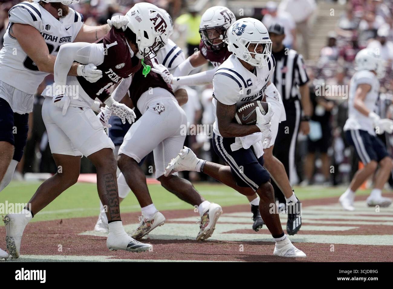 Utah State running back Javen Jacobs (8) runs into the endzone for a ...