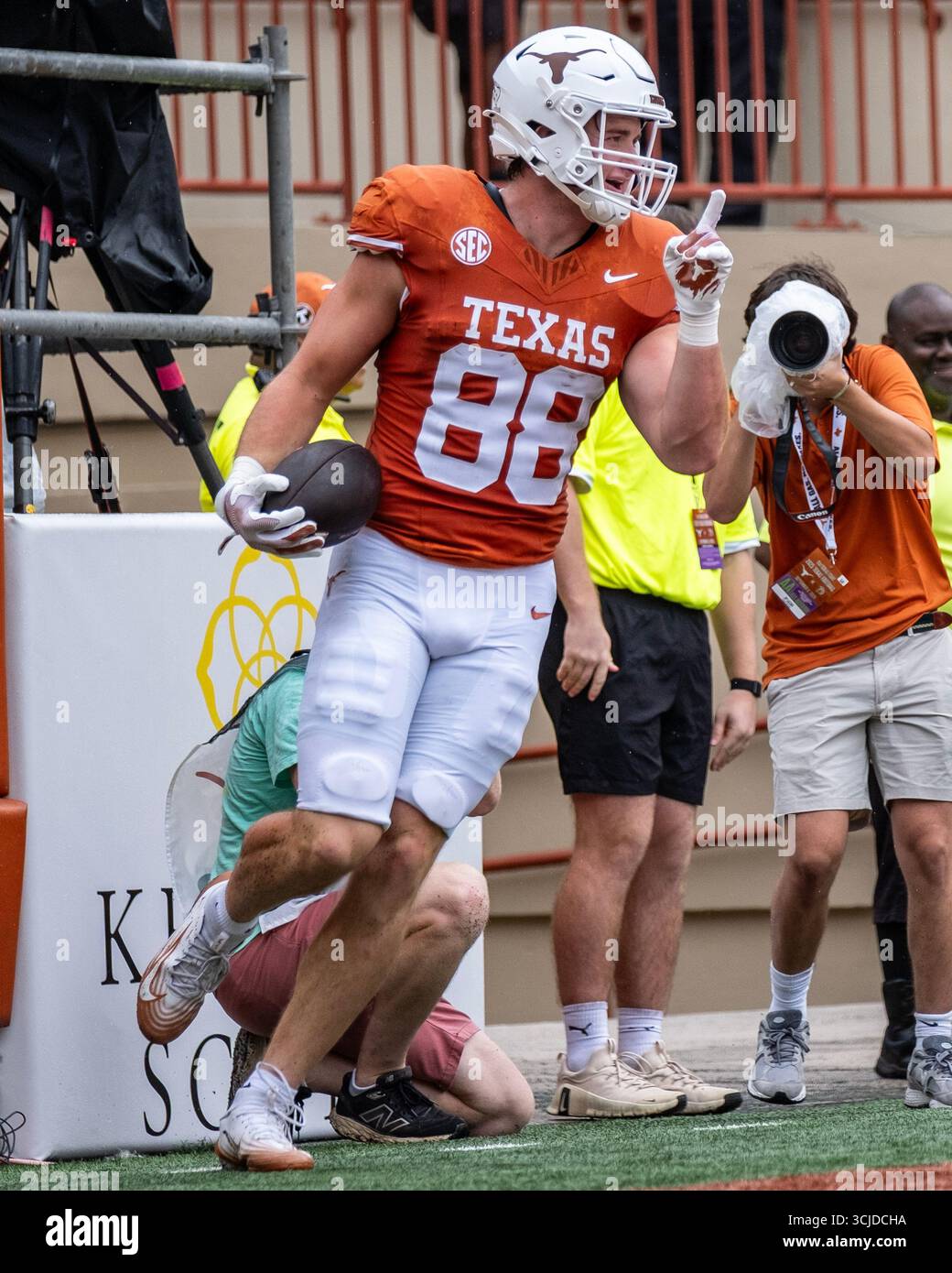 Sept 6, 2025. Jack Endries (88) of the Texas Longhorns in action vs the ...