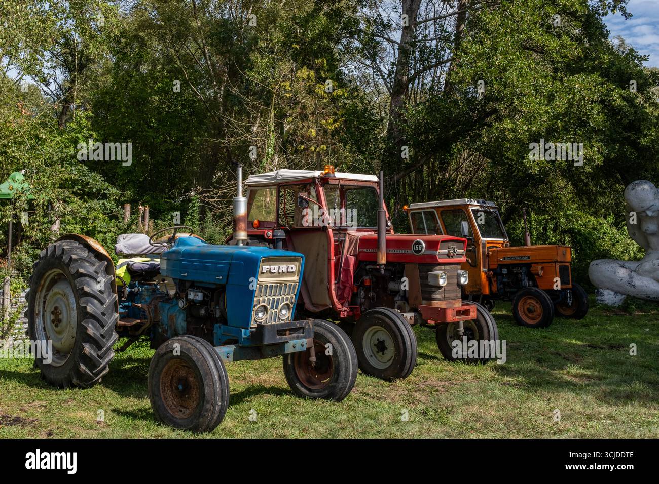 September 2025 - Vintage Fordson and Massey Ferguson tractors on show ...