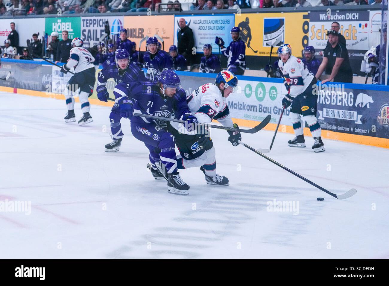 Im Zweikampf Jeremy Mckenna (Red Bull M?nchen, 91) und Rylan Schwartz ...