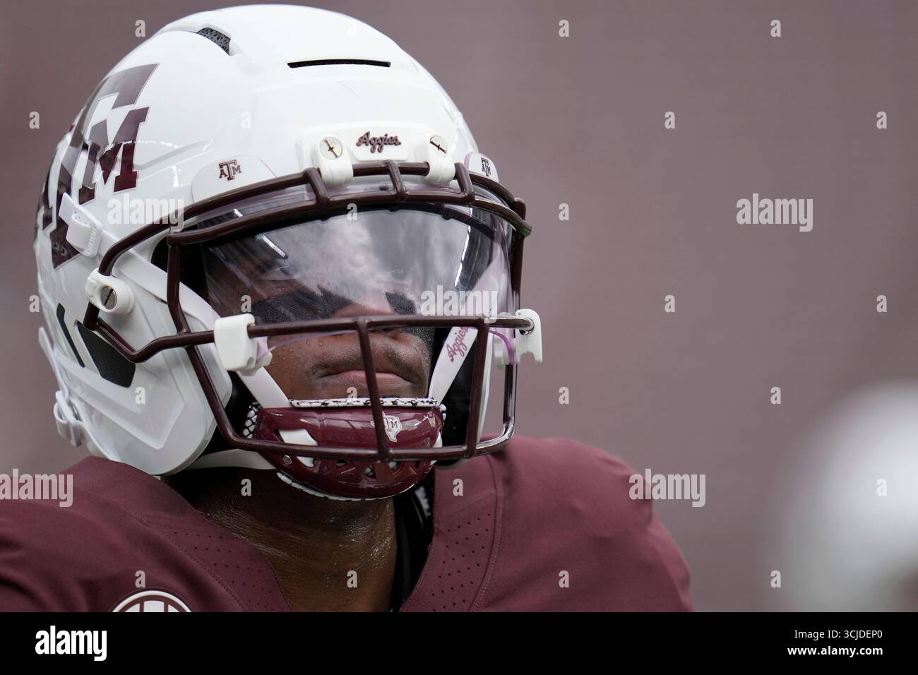 Texas A&M quarterback Marcel Reed (10) warms up before the start of an ...