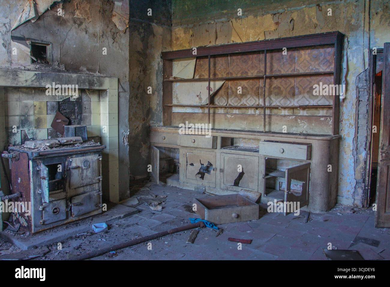 February 2013 - Inside the kitchen of ruined house Stock Photo - Alamy