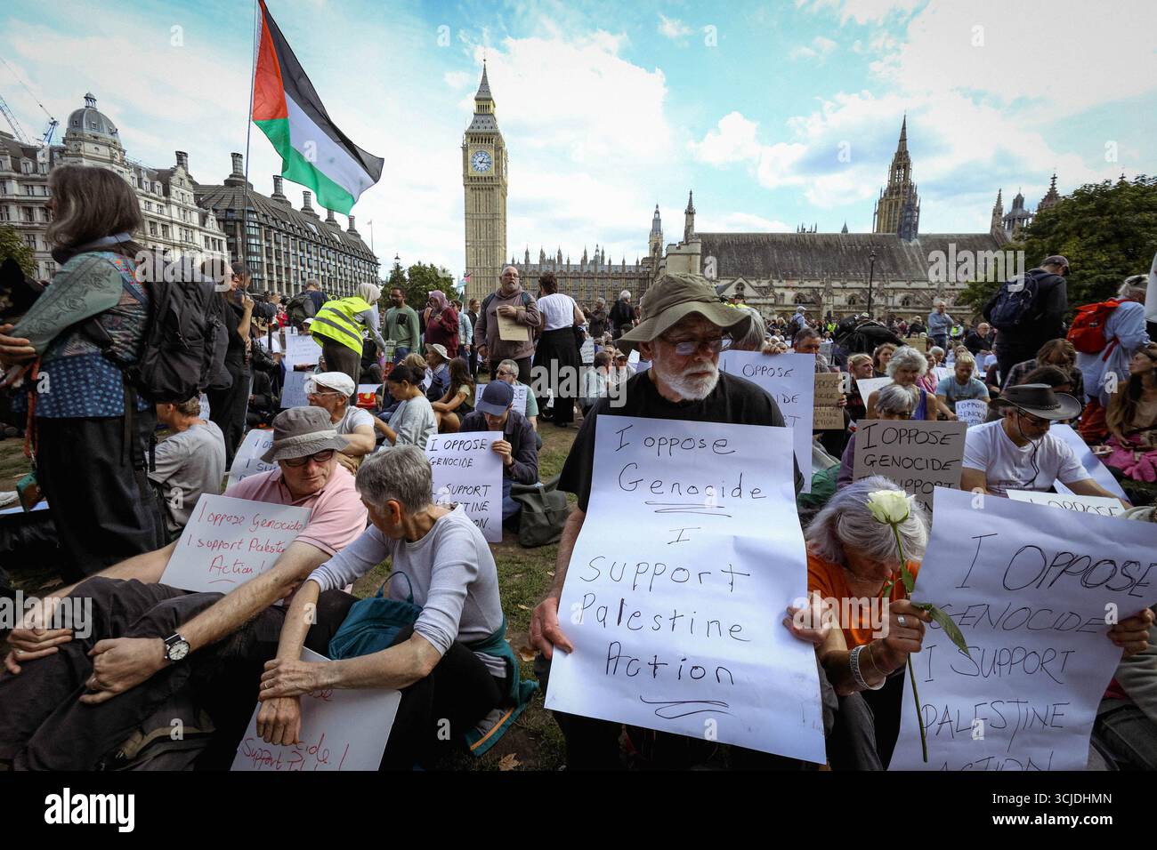 London, UK. 06th Sep, 2025. Protesters holding placards gather at ...
