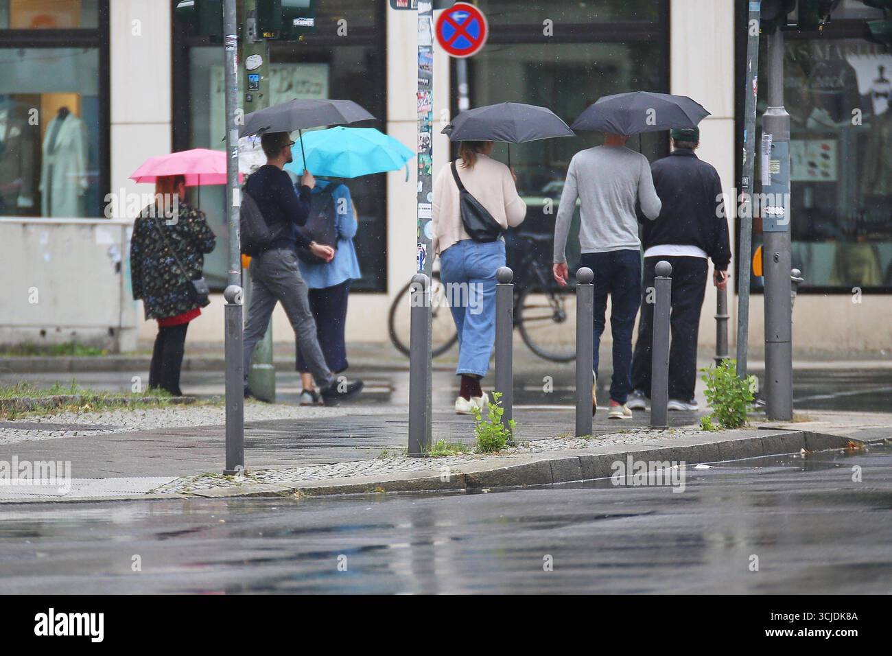 Berlin, Deutschland, 28.08.2025: Personen laufen im Regen *** Berlin, Germany, 28 08 2025 People ...