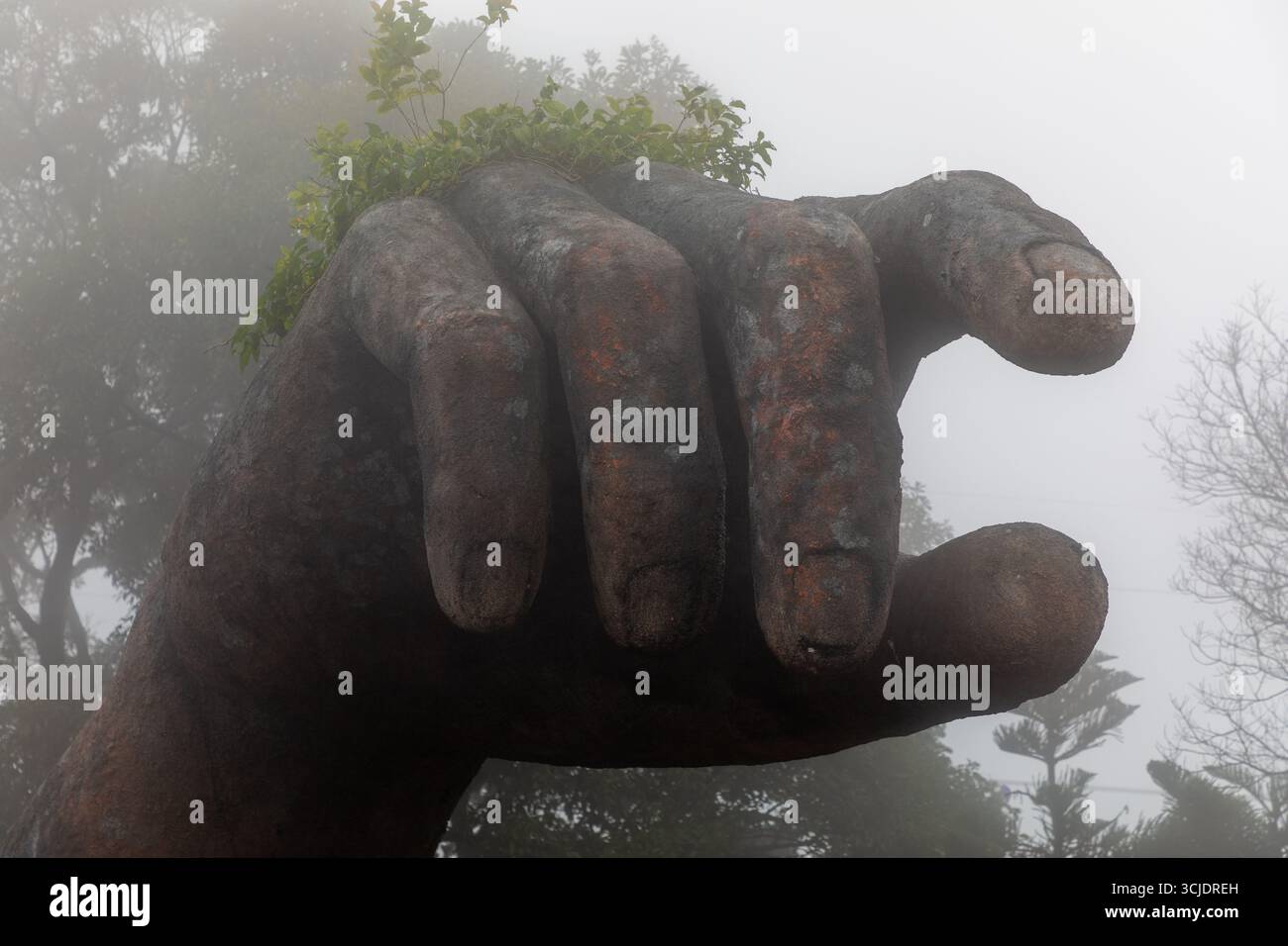Large bronze statue man hi-res stock photography and images - Alamy