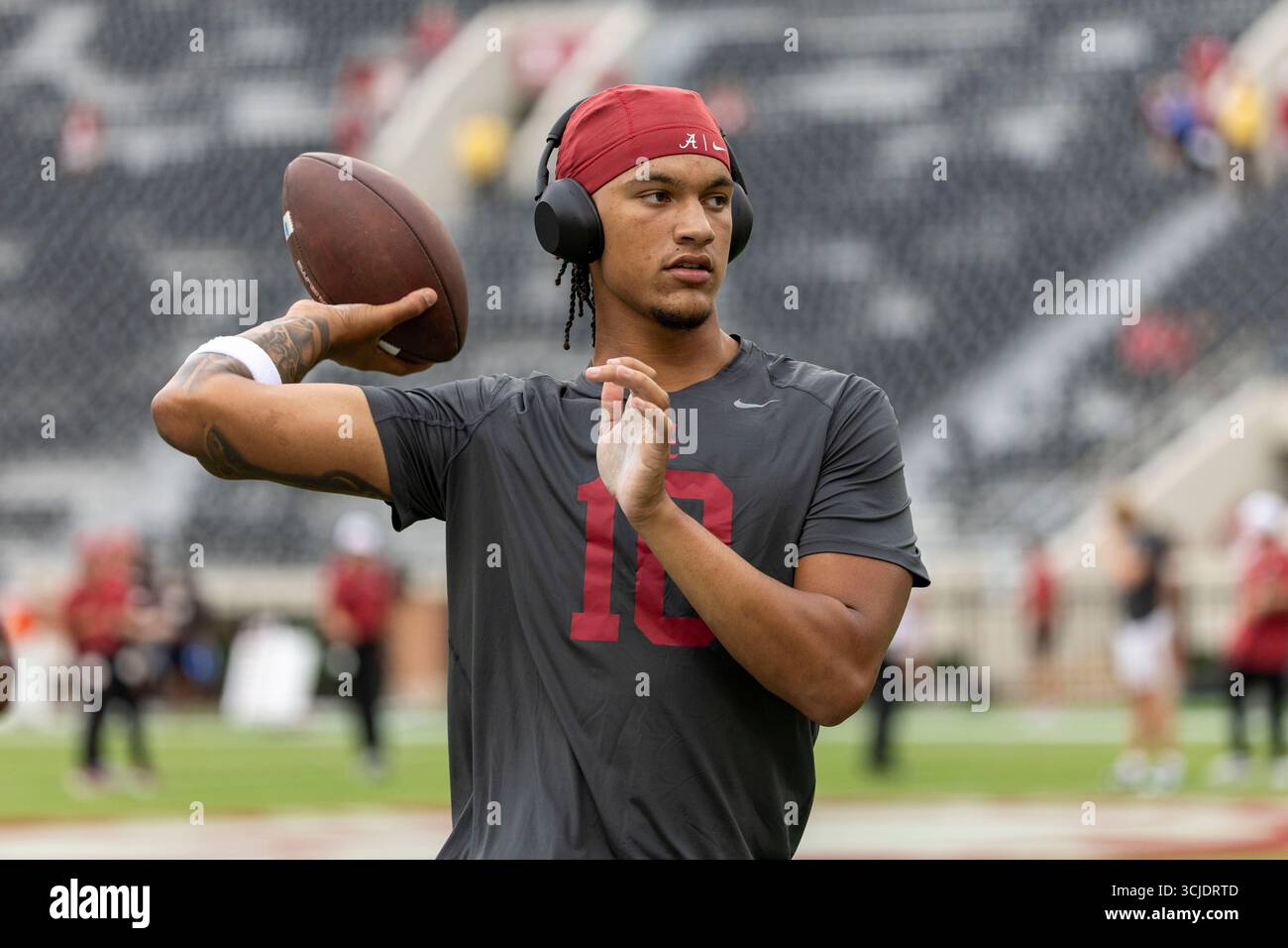 Alabama quarterback Austin Mack (10) warms up before an NCAA college ...