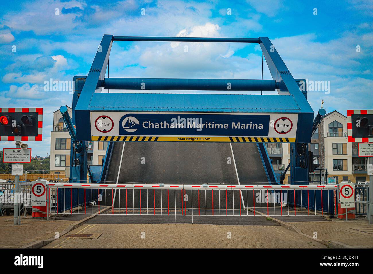 Bascule Bridge at Chatham Maritime Marina Raisable roadbridge, Medway ...