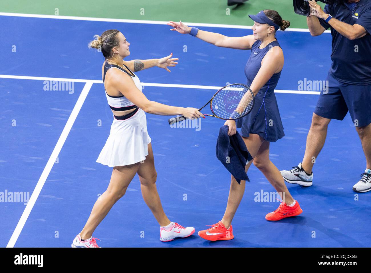 Aryna Sabalenka of Belarus (l.) is congratulated by Amanda Anisimova ...