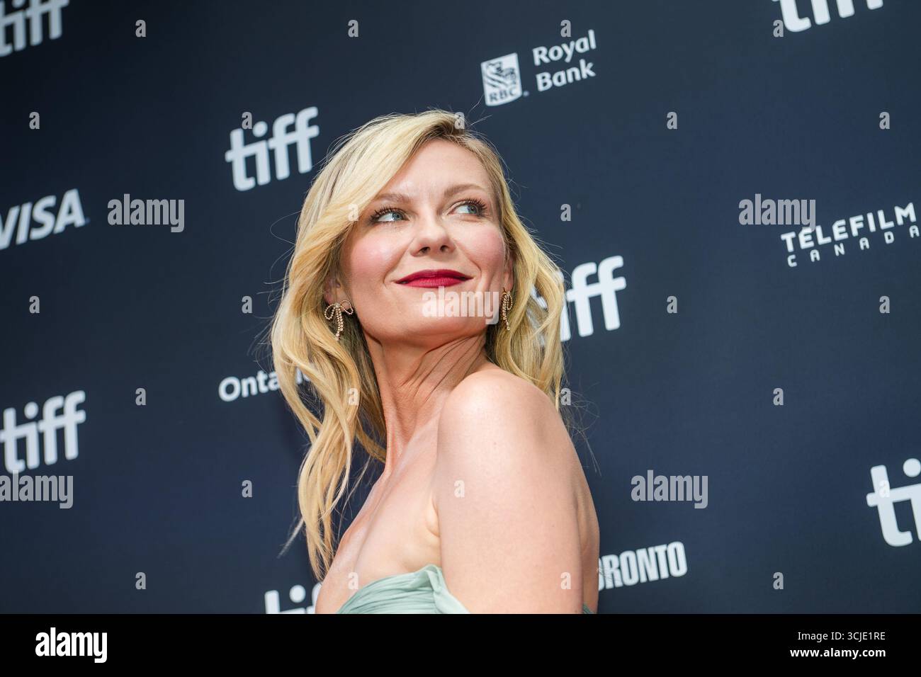 Kirsten Dunst arrives on the red carpet for ‚ÄúRoofman‚Äù at the ...