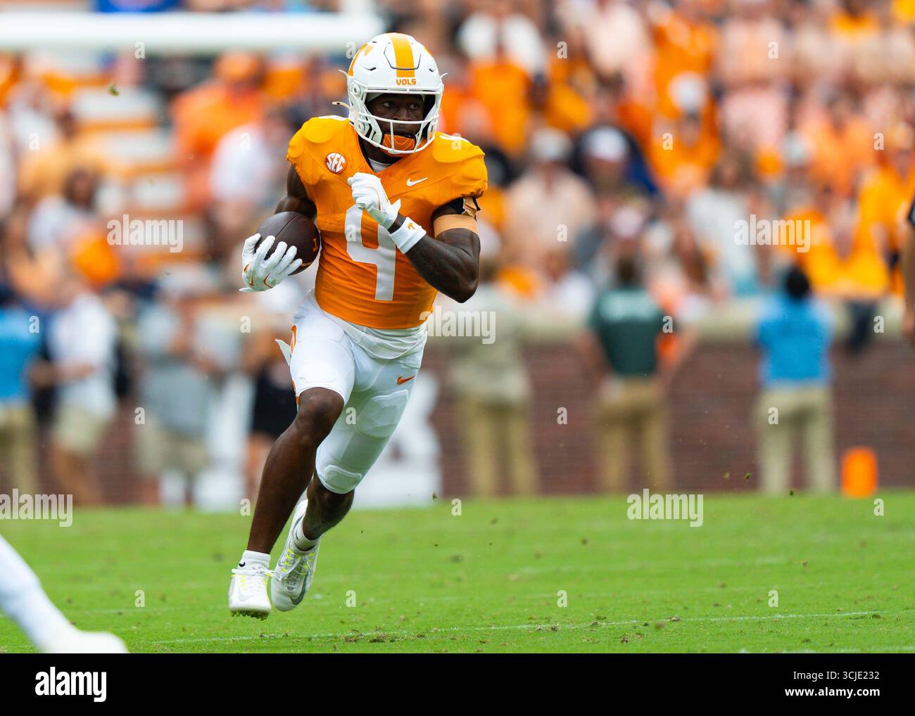 September 6, 2025: Mike Matthews #4 of the Tennessee Volunteers runs ...