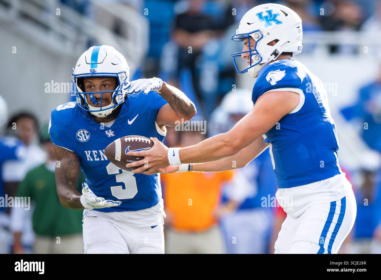 Kentucky quarterback Zach Calzada (5) hands the ball off to Kentucky ...